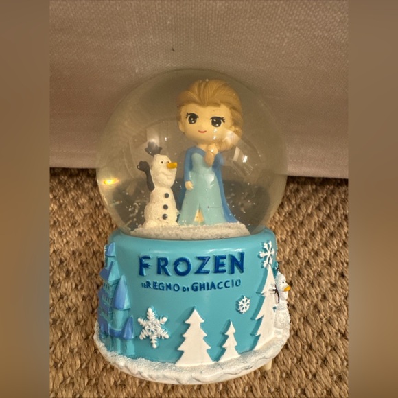 Holiday | Frozen Inspired Snowglobe Music Box Automatic Snowflake ...